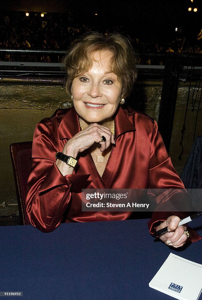 Actress Marj Dusay Attends The 23rd Annual Broadway Flea Market And Photo Dactualité Getty