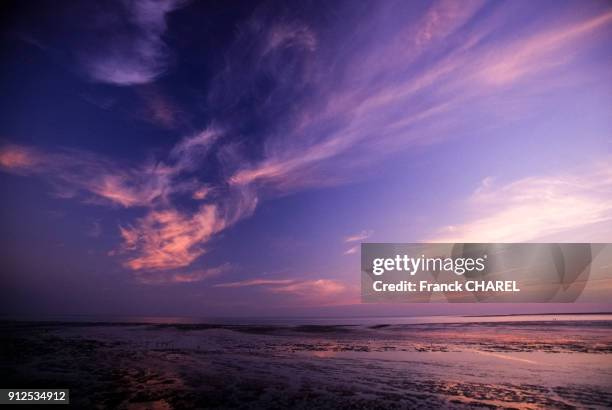 Plage Au Coucher De Soleil Photos And Premium High Res Pictures Getty
