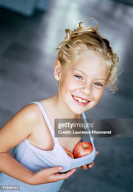Bare Chested Girls 個照片及圖片檔 Getty Images