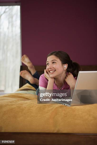 Barefoot Girl Laying On Bed Fotografias E Filmes Do Acervo Getty Images