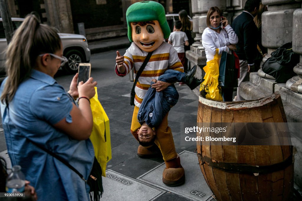 A Person Dressed As The Television Character El Chavo Del Ocho Stands Foto Jornalística