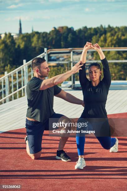 Woman Kneeling Stretch Fotografías E Imágenes De Stock Getty Images