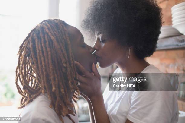 Gay Women Kissing Fotografías E Imágenes De Stock Getty Images