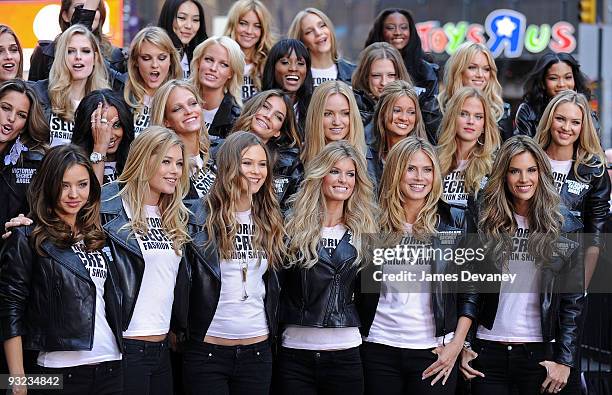 Victorias Secret Supermodels Take Over Times Square Fotografías E
