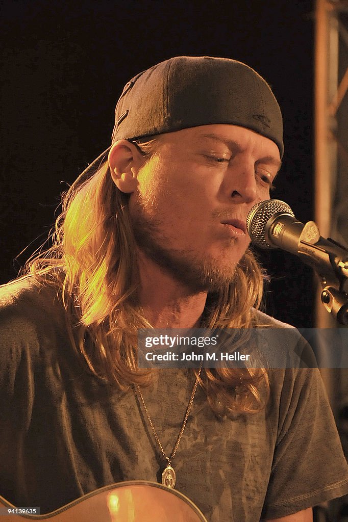 Lead Singer For Puddle Of Mudd Wes Scantlin Performs At The Launch News Photo Getty Images