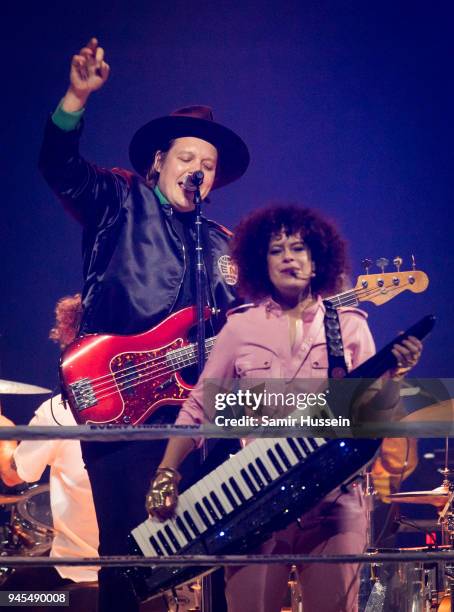 Arcade Fire Perform At Wembley Arena Photos Et Images De Collection