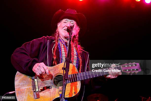 Country Music Legend Willie Nelson Photos And Premium High Res Pictures