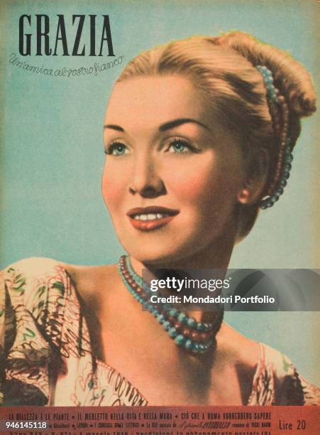 Model In Her 40s Wearing Necklace Stock Fotos Und Bilder Getty Images