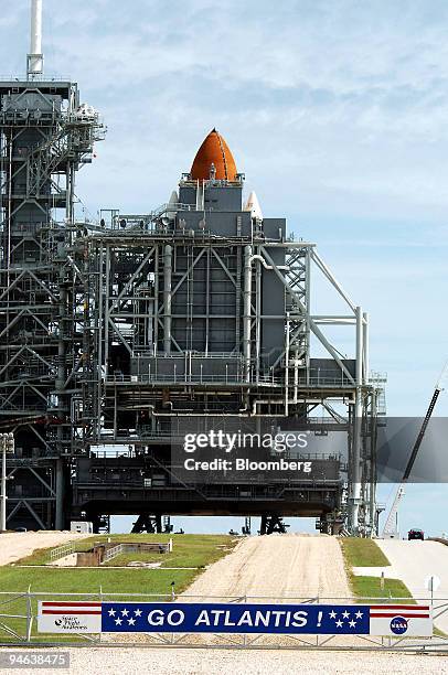 Rotating Service Structure On Launch Pad Photos and Premium High Res ... Rotating Service Structure On Launch Pad Photos and Premium High Res ...