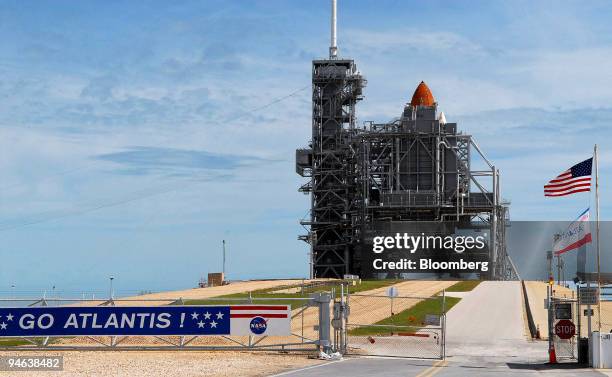 635 Rotating Service Structure On Launch Pad Stock Photos, High-Res ... 635 Rotating Service Structure On Launch Pad Stock Photos, High-Res ...