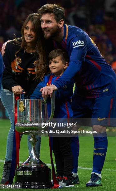 Lionel Messi And His Wife Photos And Premium High Res Pictures Getty