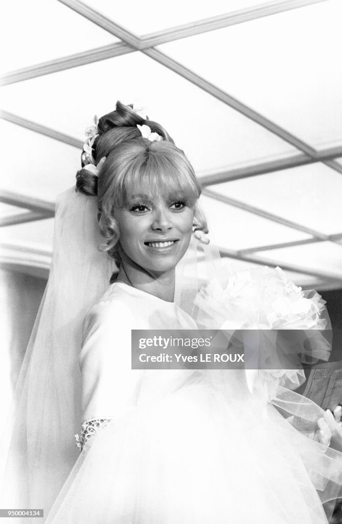 Portrait De Lactrice Française Mireille Darc Dans Le Film Elle News Photo Getty Images