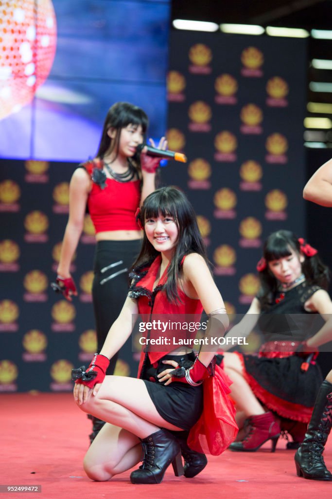 Le Groupe Didols Composé De 13 Jeunes Filles Japonaises Orange