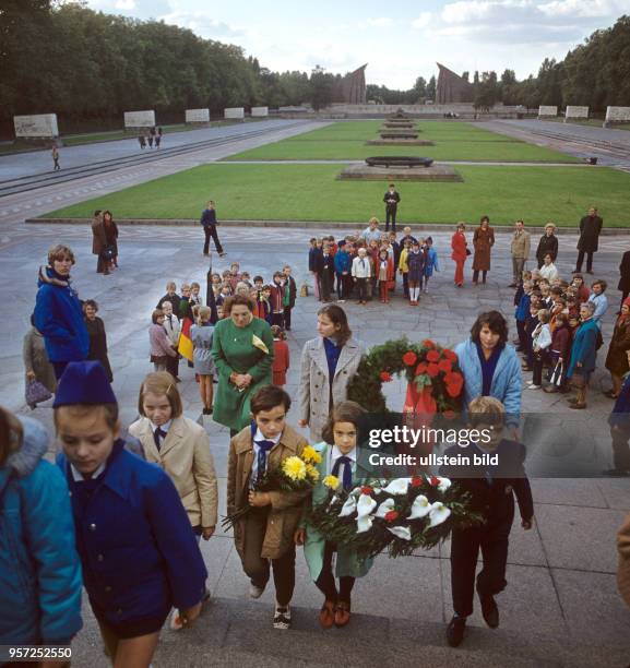 Junge Pioniere Photos and Premium High Res Pictures - Getty Images Junge Pioniere Photos and Premium High Res Pictures - Getty Images
