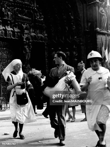 Une Dame Photos And Premium High Res Pictures Getty Images