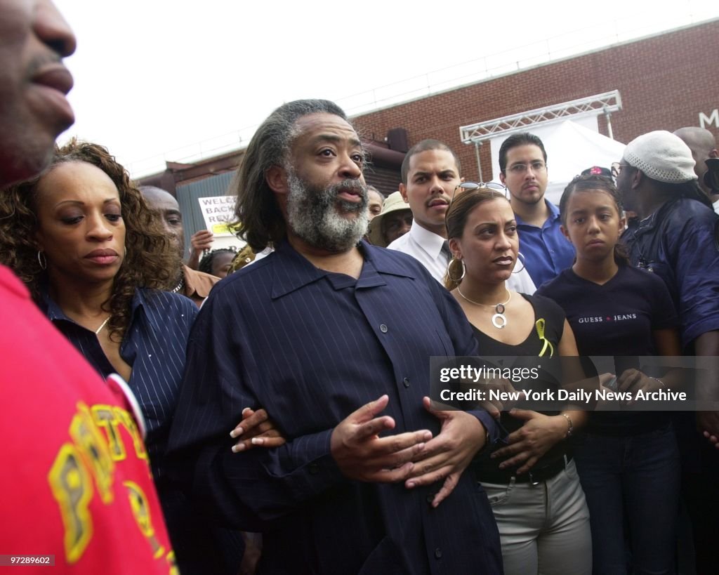 The Rev Al Sharpton Links Arms With Wife Kathy And Relatives Of The News Photo Getty Images
