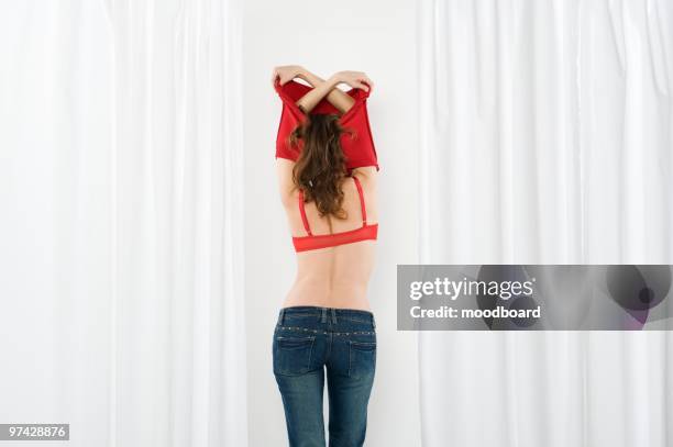 Femme Se Deshabille Photos Et Images De Collection Getty Images