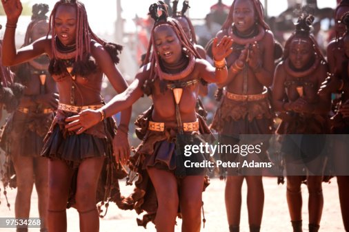 Himba Tribe Girls And Young Women Dancing Namibia Foto Stock Getty Images