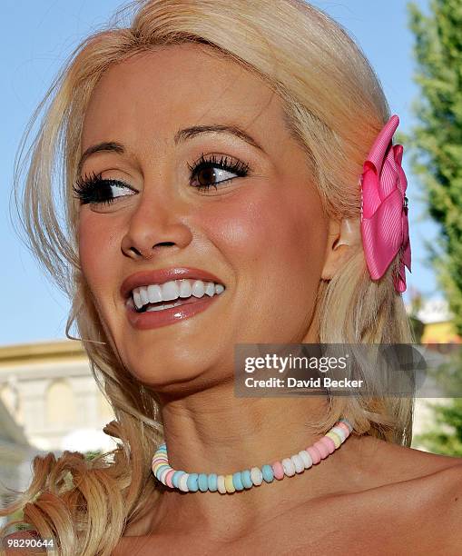 Holly Madison Celebrates The One Year Anniversary Of Serendipity 3 Photos And Premium High Res