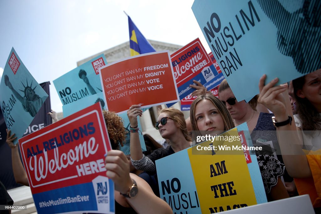 Protesters Hold Up Signs Against U S President Trumps Travel Ban