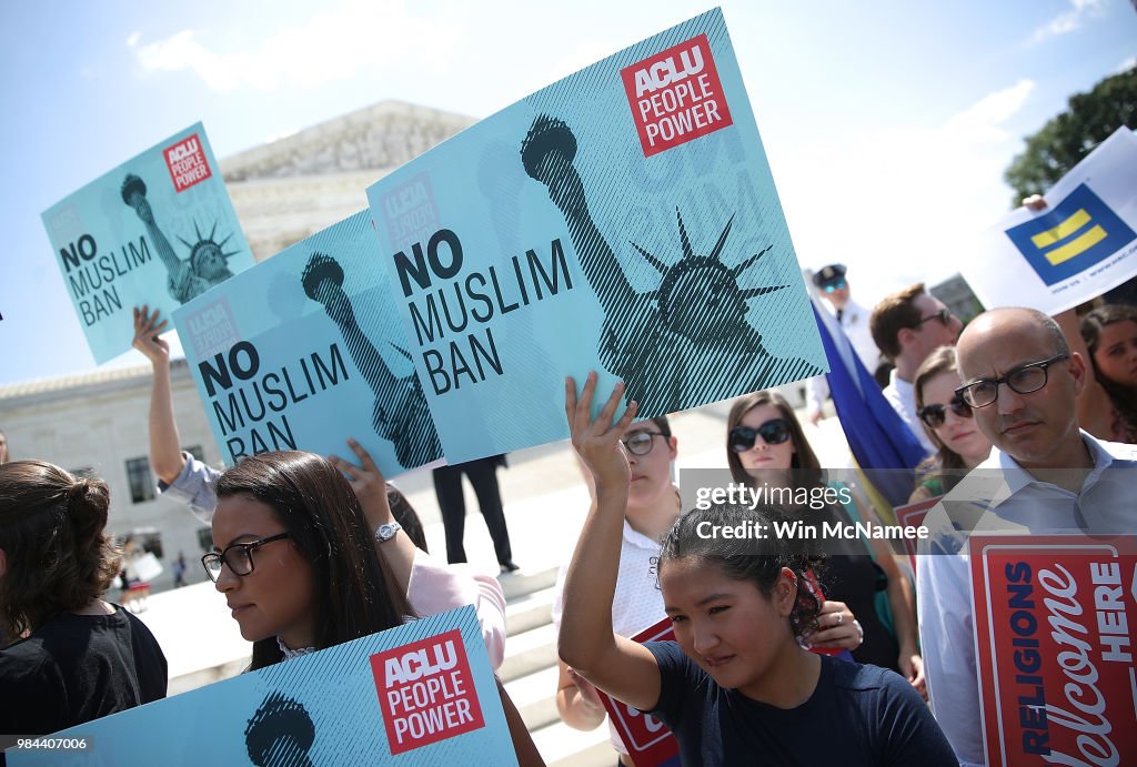 Protesters Hold Up Signs Against U S President Trumps Travel Ban