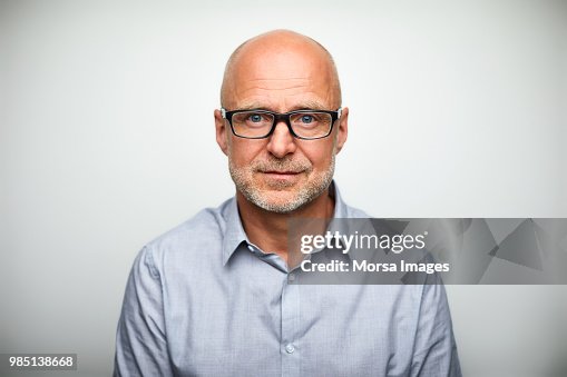 Portrait Of Senior Businessman Wearing Eyeglasses Stock Foto Getty Images