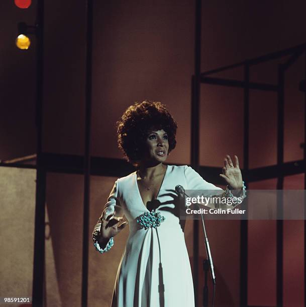 4 881 Shirley Bassey Photos And High Res Pictures Getty Images