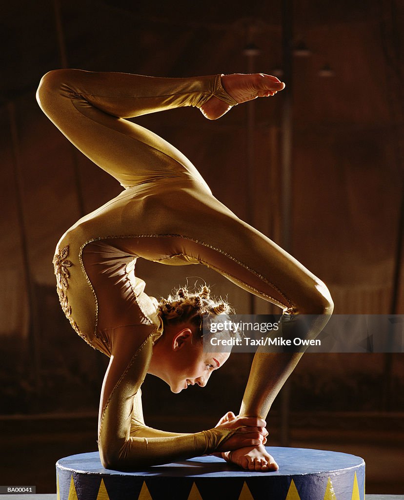 Female Contortionist Bending Over Backwards Profile Foto De Stock