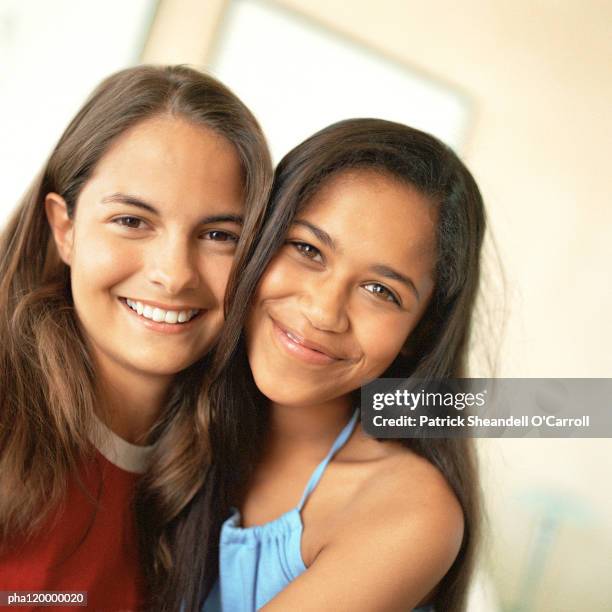Two Teenage Girls 13 15 Smiling Portrait Close Up Photos Et Images De