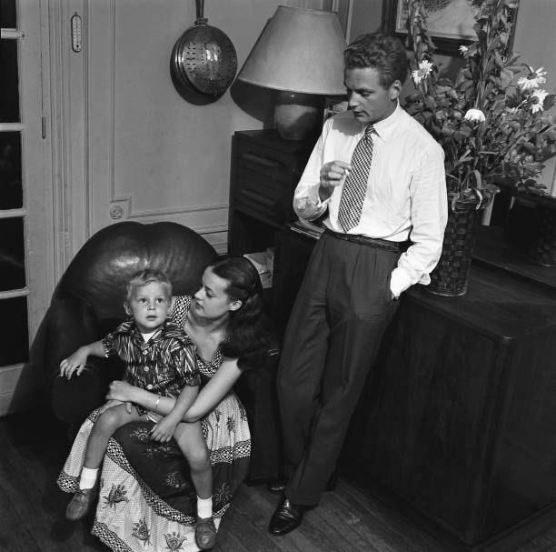 Jeanne Moreau With Family. Paris, juillet 1953 : Jeanne MOREAU en ... Jeanne Moreau With Family. Paris, juillet 1953 : Jeanne MOREAU en ...